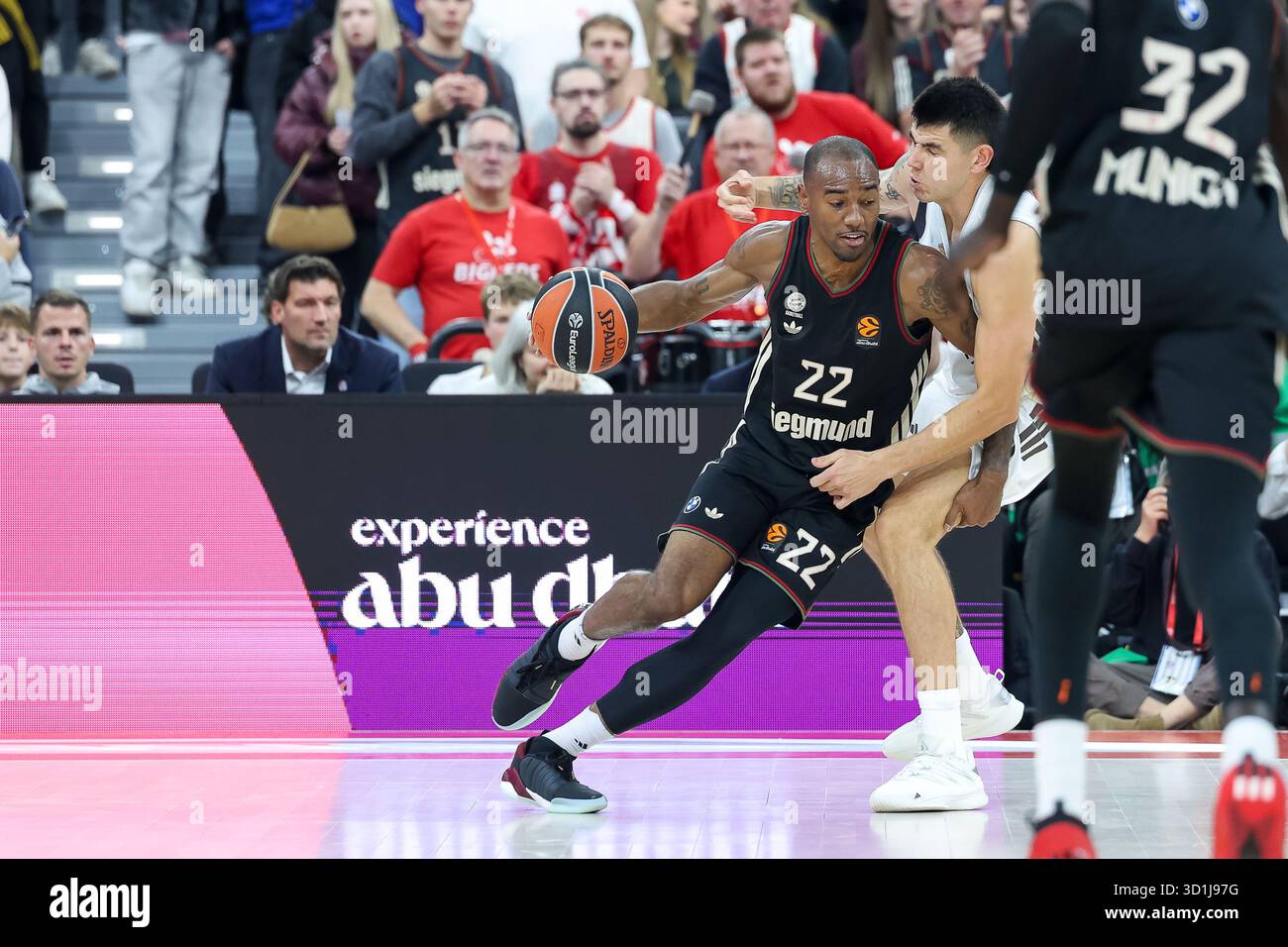 Isiaha Mike (FC Bayern Basketball, #22) mit Gabriel Deck (Real Madrid ...