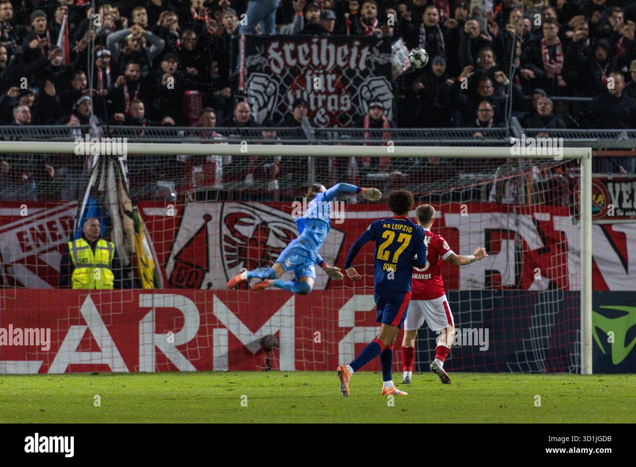 28.10.2025, LEAG Energie Stadion, Cottbus, GER, DFB-Pokal, 2. Runde, FC ...