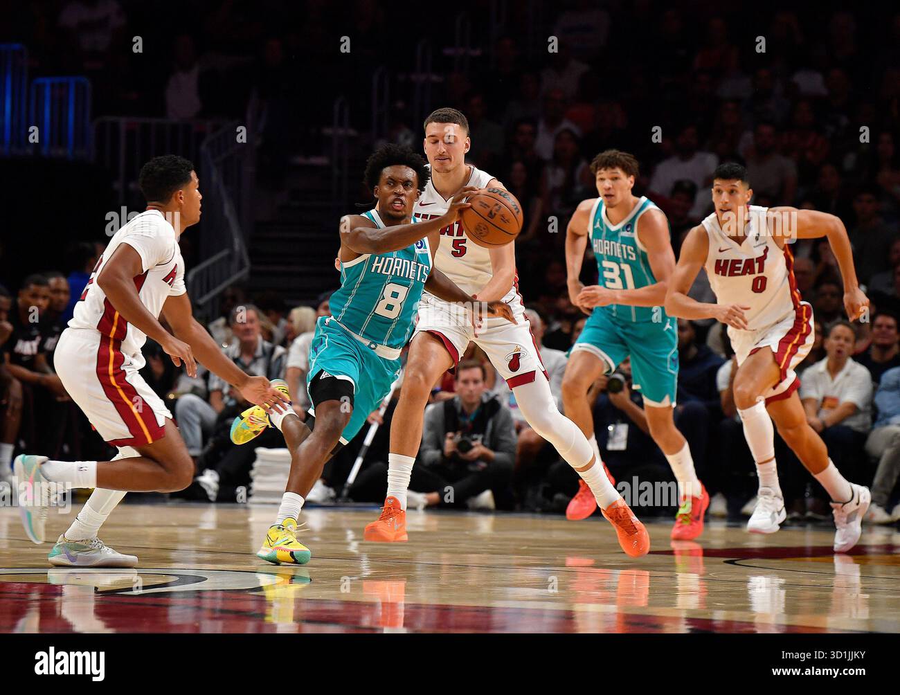 Charlotte Hornets guard Collin Sexton (8) races to the ball during the ...