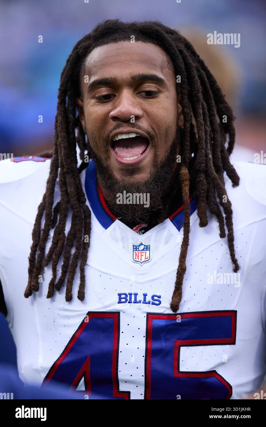 Buffalo Bills outside linebacker Shaq Thompson (45) stands on the ...