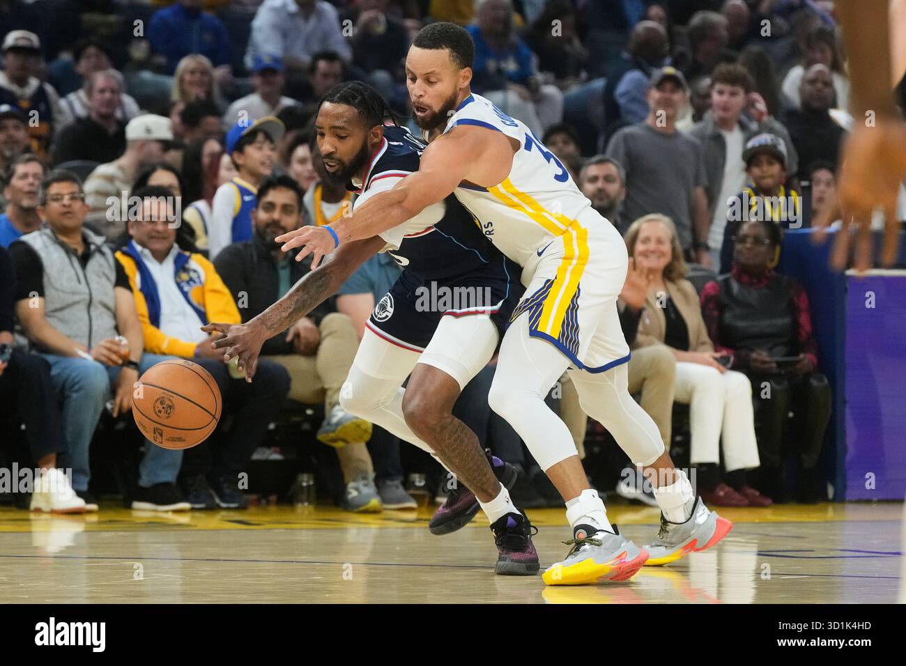 Los Angeles Clippers forward Derrick Jones Jr., left, reaches for the ball in front of Golden ...