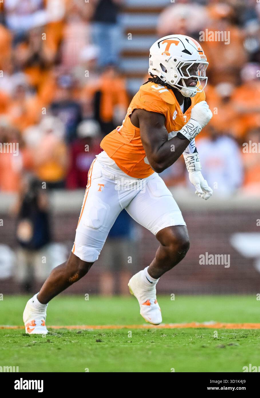 KNOXVILLE, TN - OCTOBER 11: Tennessee Volunteers defensive lineman ...