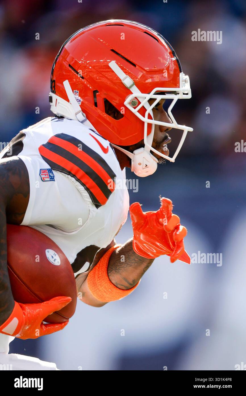 Cleveland Browns running back Dylan Sampson (22) carries the ball ...
