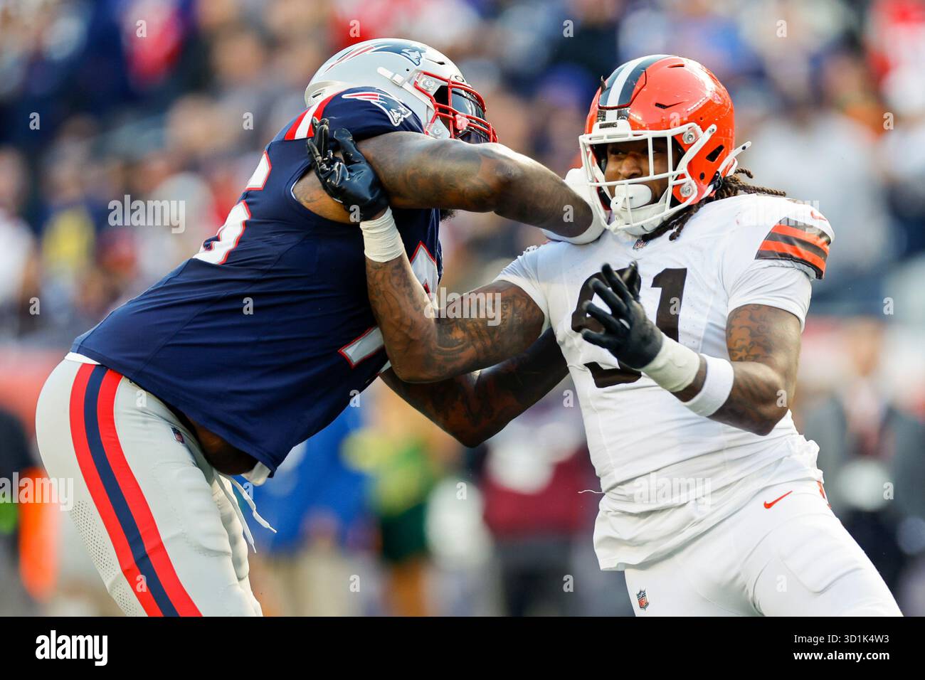 Cleveland Browns defensive end Alex Wright (91) battles with New England Patriots offensive ...