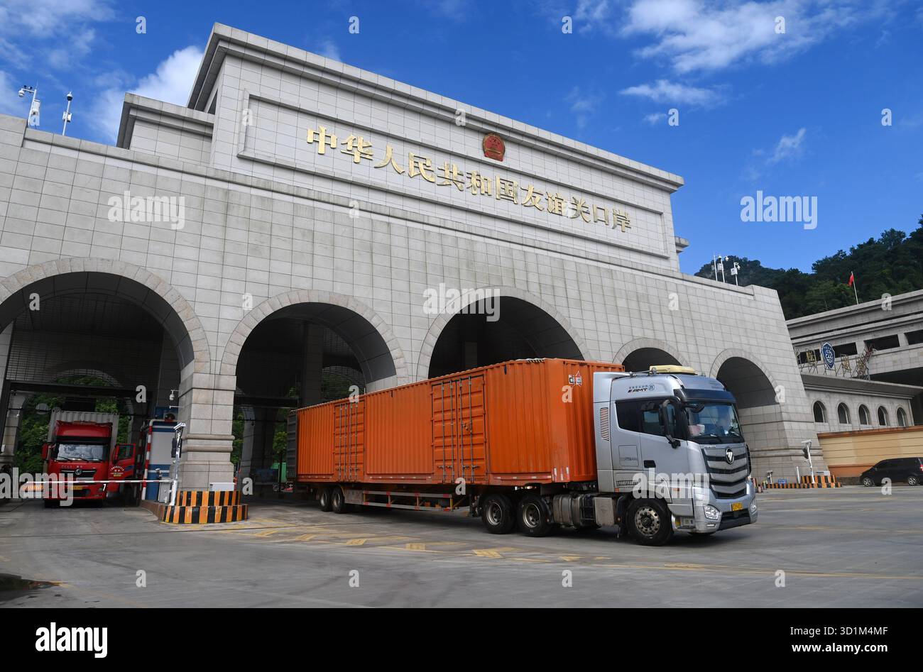 (251029) -- NANNING, Oct. 29, 2025 (Xinhua) -- A vehicle passes through ...