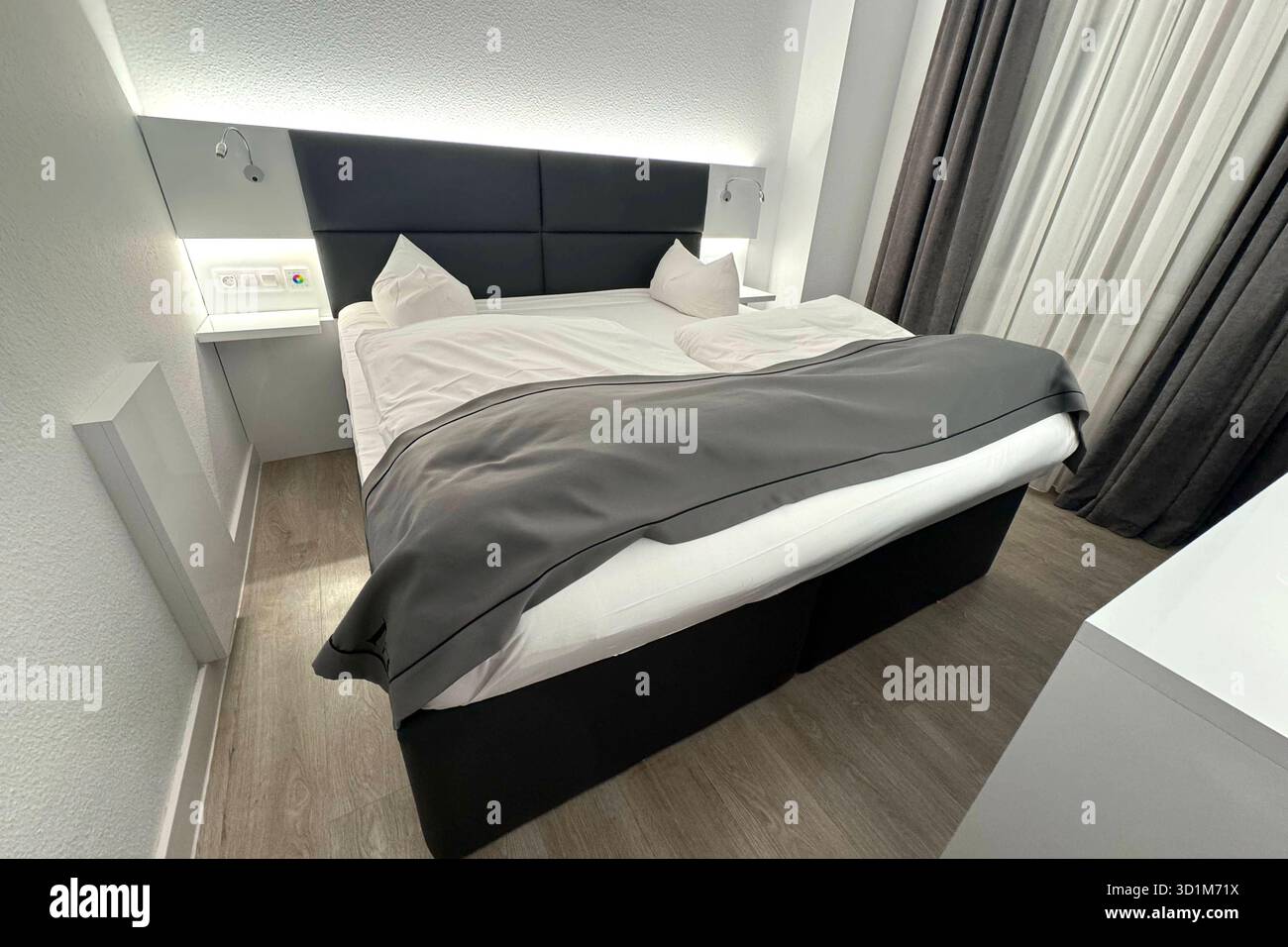 Themenfoto Hotel: leeres Hotelzimmer,Bett,Betten,Kissen,Doppelbett ...