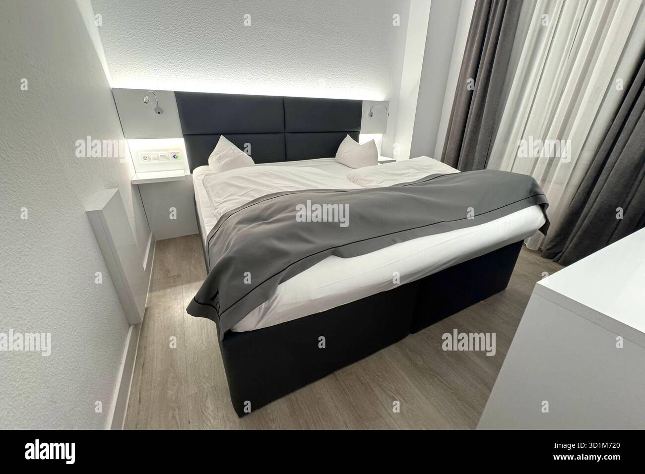 Themenfoto Hotel: leeres Hotelzimmer,Bett,Betten,Kissen,Doppelbett ...