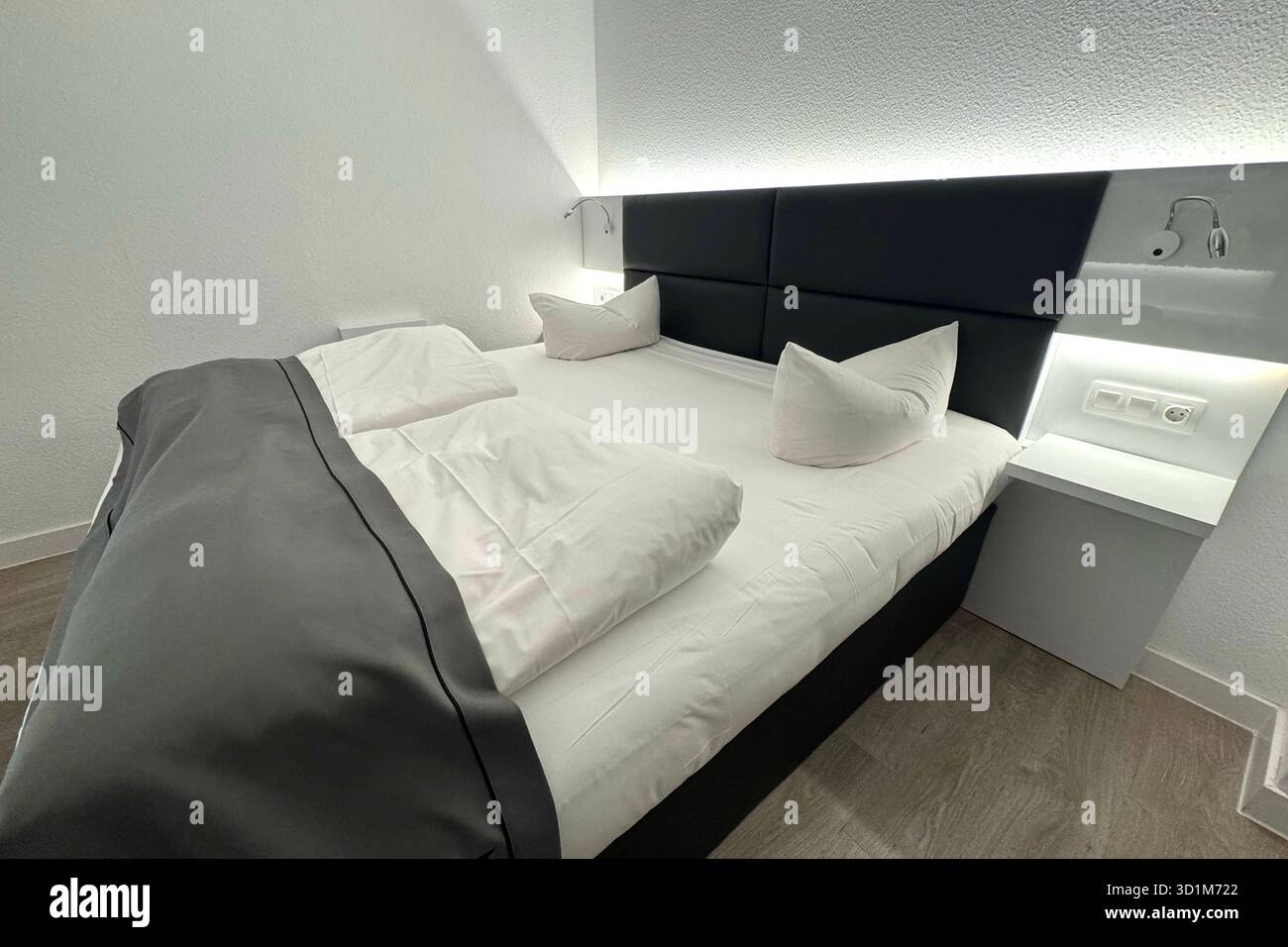 Themenfoto Hotel: leeres Hotelzimmer,Bett,Betten,Kissen,Doppelbett ...