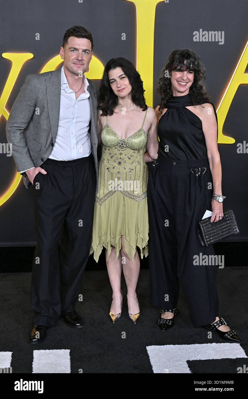 Max Silvestri, Emma Barrie und Aida Rodgers bei der Premiere der HBO ...