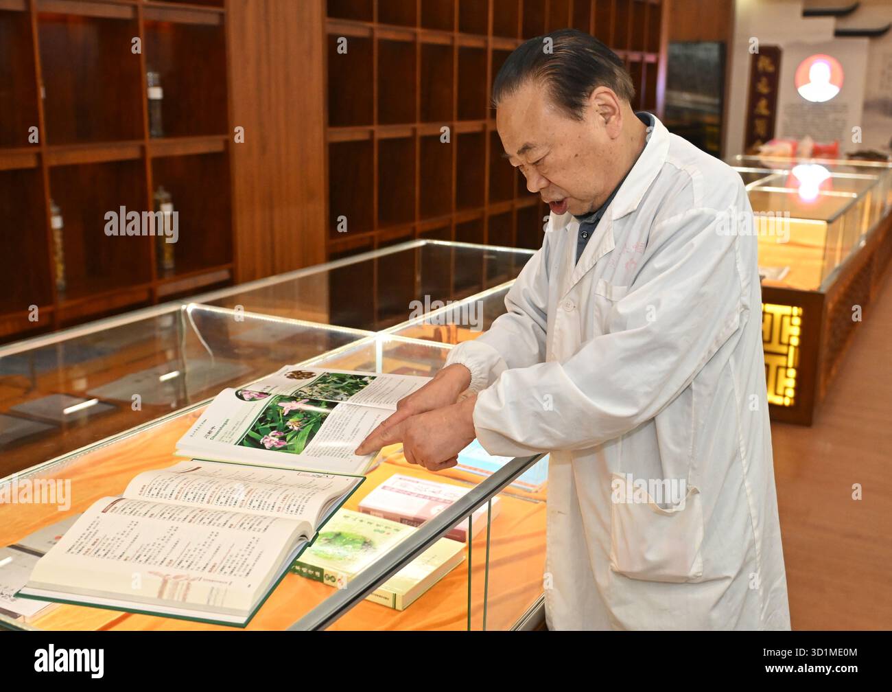 (251029) -- CHENGDU, Oct. 29, 2025 (Xinhua) -- Zhu Zhiyou introduces a ...