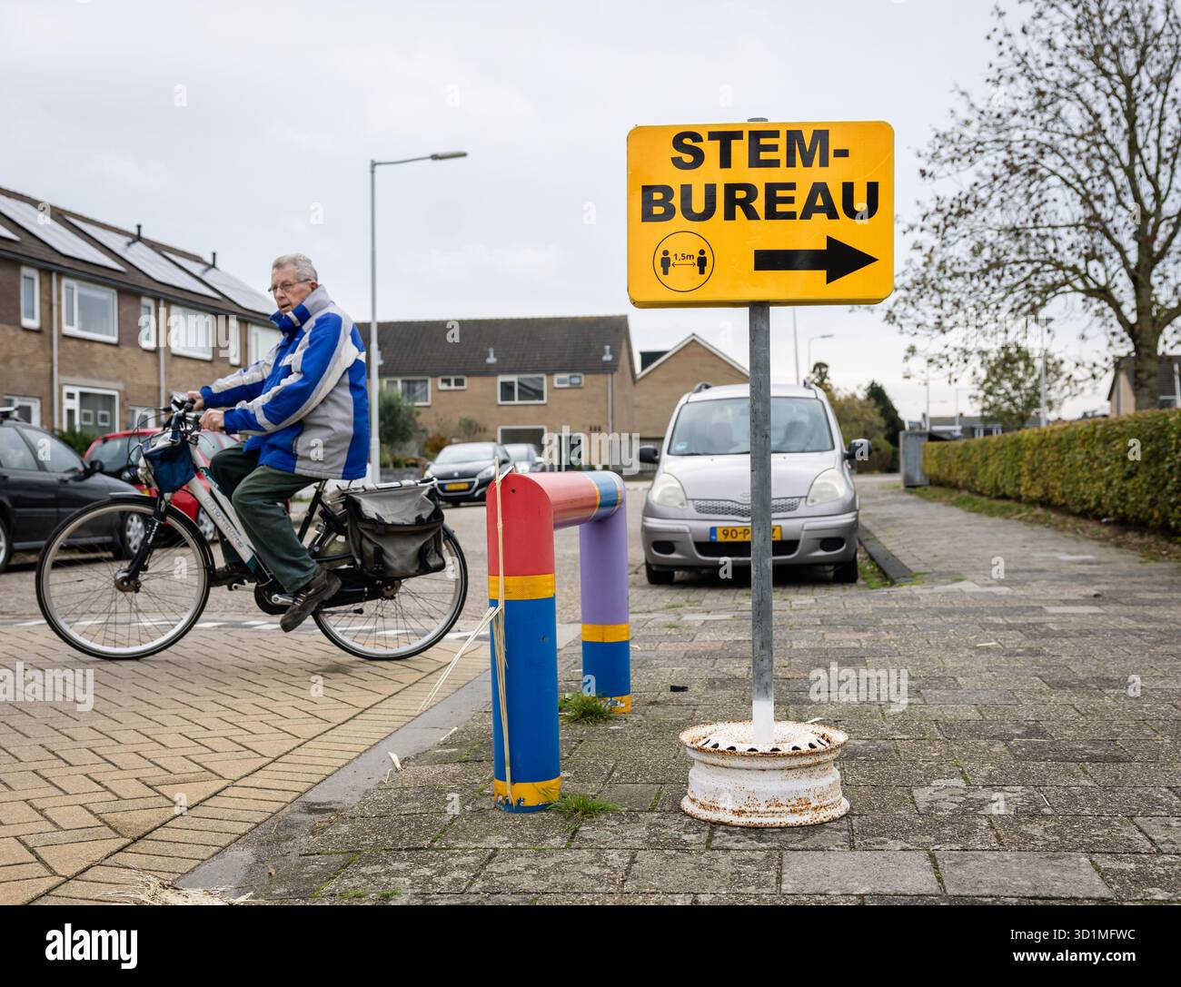 HELLEVOETSLUIS - A polling station in the Ons Midden community center ...