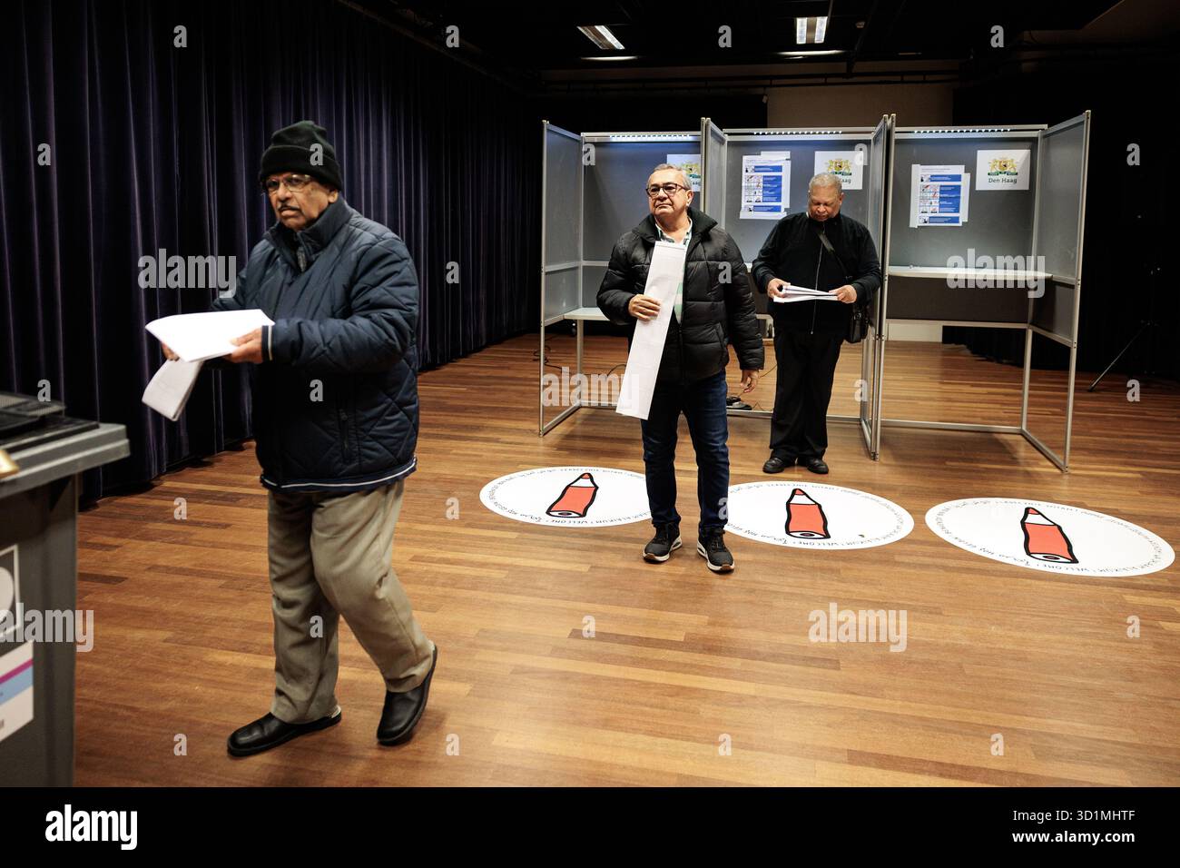 THE HAGUE – Voters cast their ballots for the House of Representatives ...