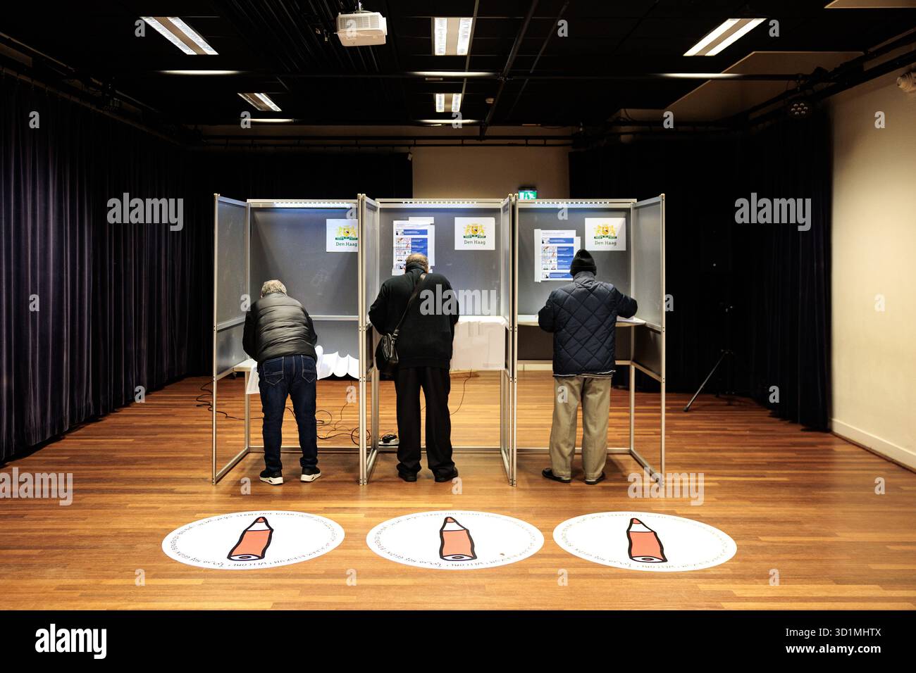 THE HAGUE – Voters cast their ballots for the House of Representatives ...