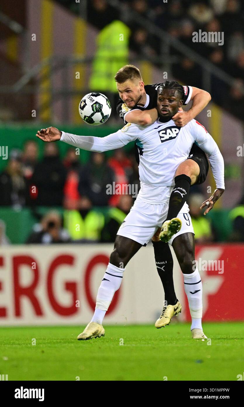 from left: Karol Mets (St. Pauli), Ihlas Bebou Hamburg, October 28 ...