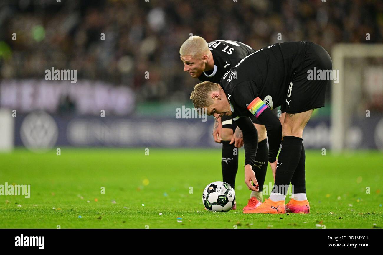 from left Louis Oppie, Eric Smith (St. Pauli) Hamburg, October 28, 2025 ...
