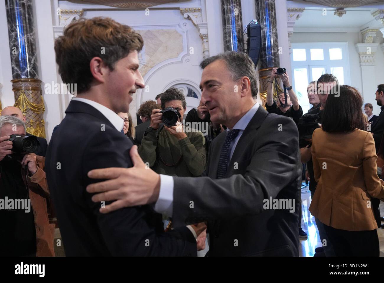 The new mayor of San Sebastian, Jon Insausti (l), greets the president ...