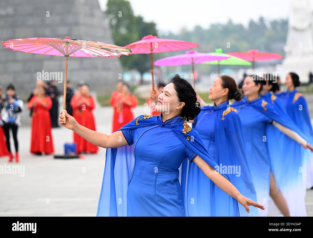 (251029) -- BEIJING, Oct. 29, 2025 (Xinhua) -- A model team formed by ...