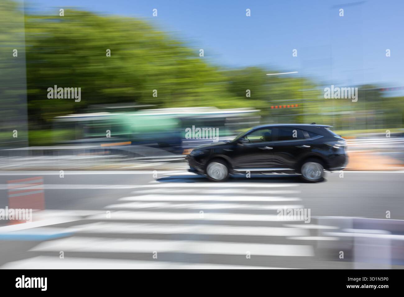 Black suv speeds across hi-res stock photography and images - Alamy