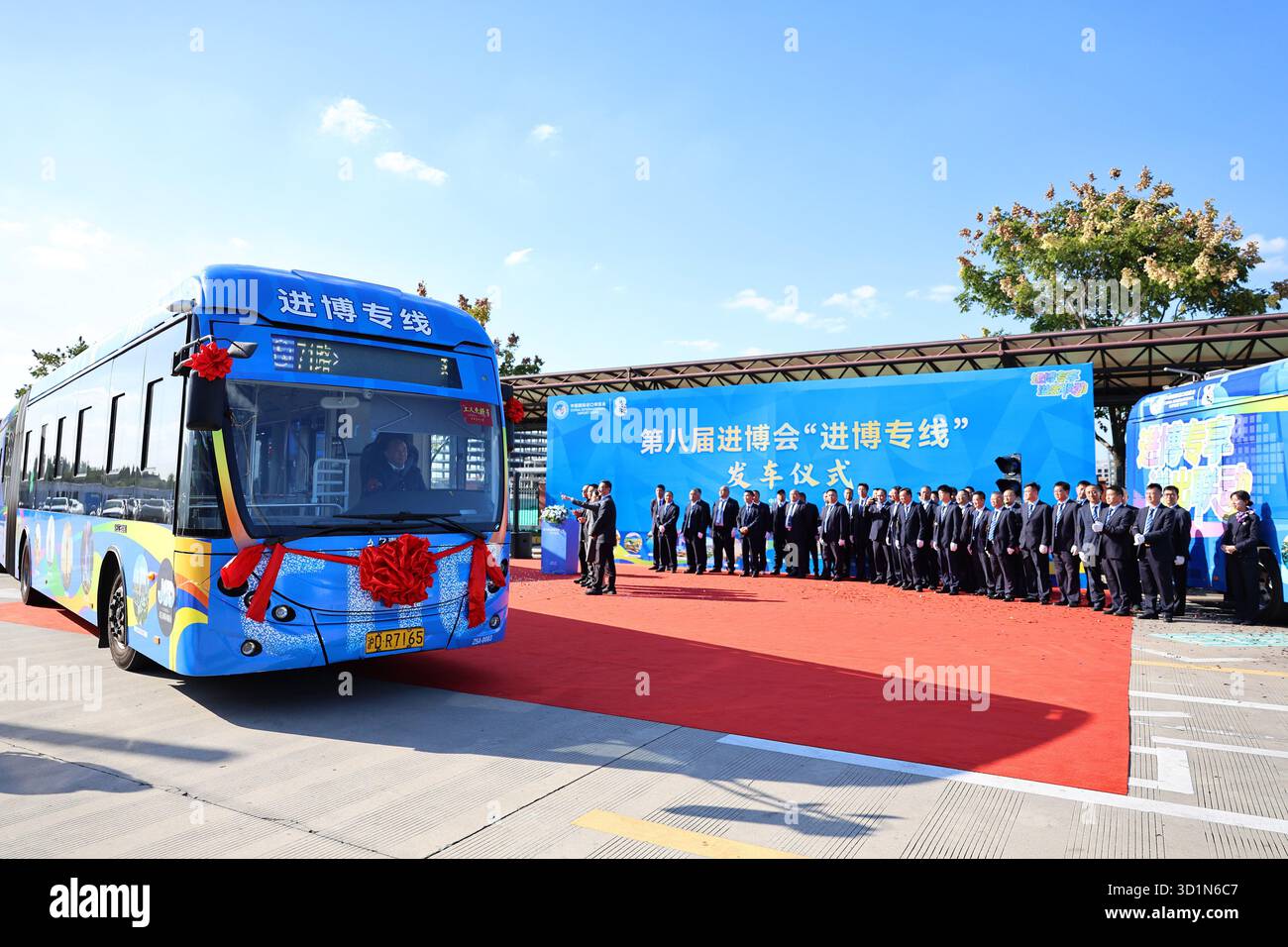 (251029) -- SHANGHAI, Oct. 29, 2025 (Xinhua) -- A bus of the special ...