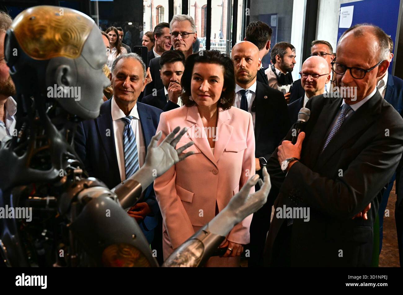 29 October 2025, Berlin: Dorothee Bär (2nd from right, CSU), Federal ...