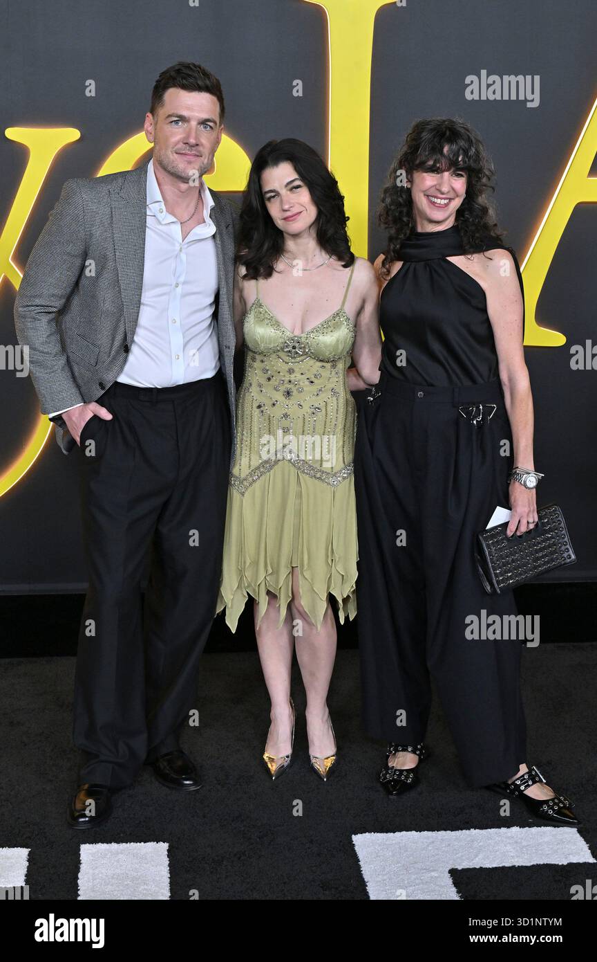Max Silvestri, Emma Barrie und Aida Rodgers bei der Premiere der HBO ...