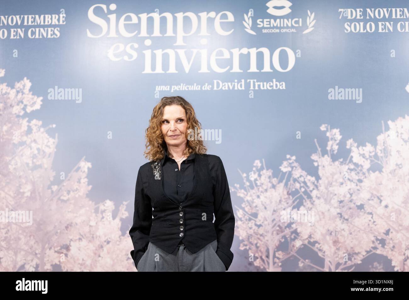 Isabelle Renauld poses at the photocall of the film 'Siempre es ...