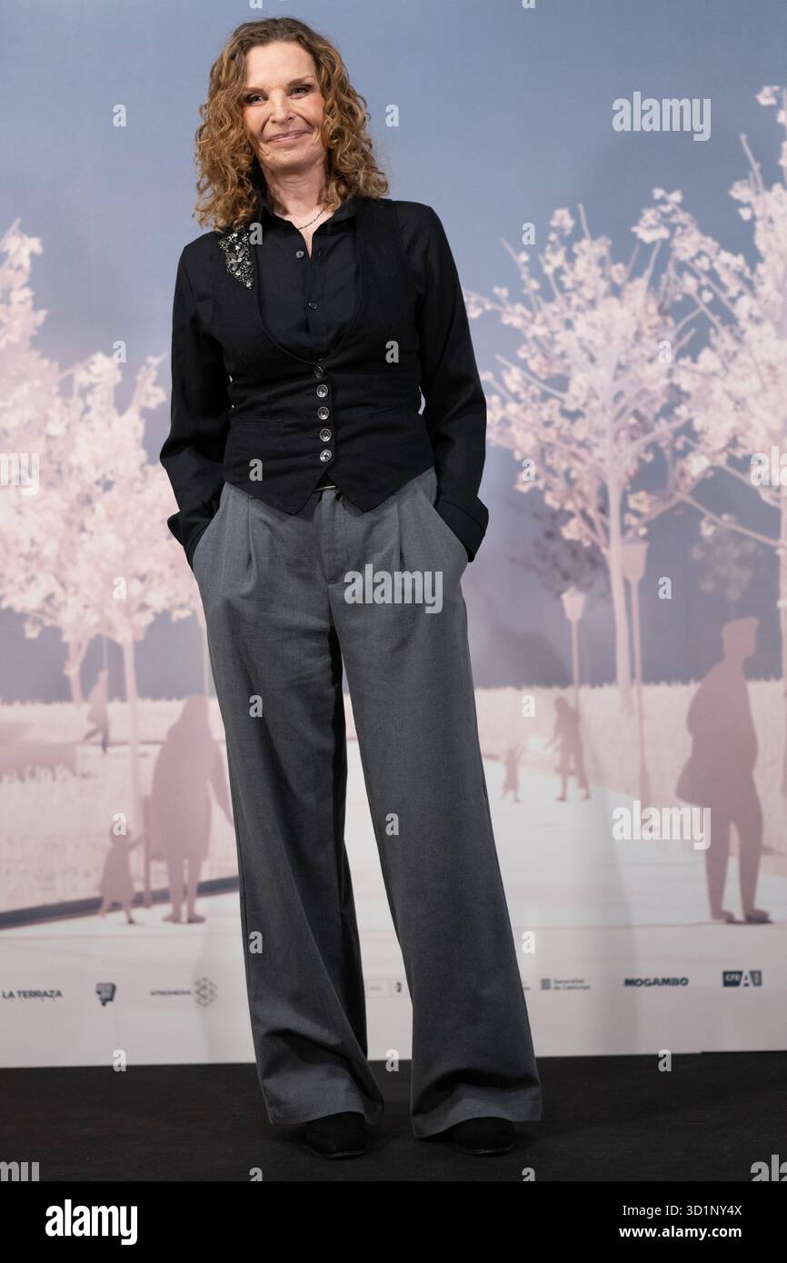 Isabelle Renauld poses at the photocall of the film 'Siempre es ...