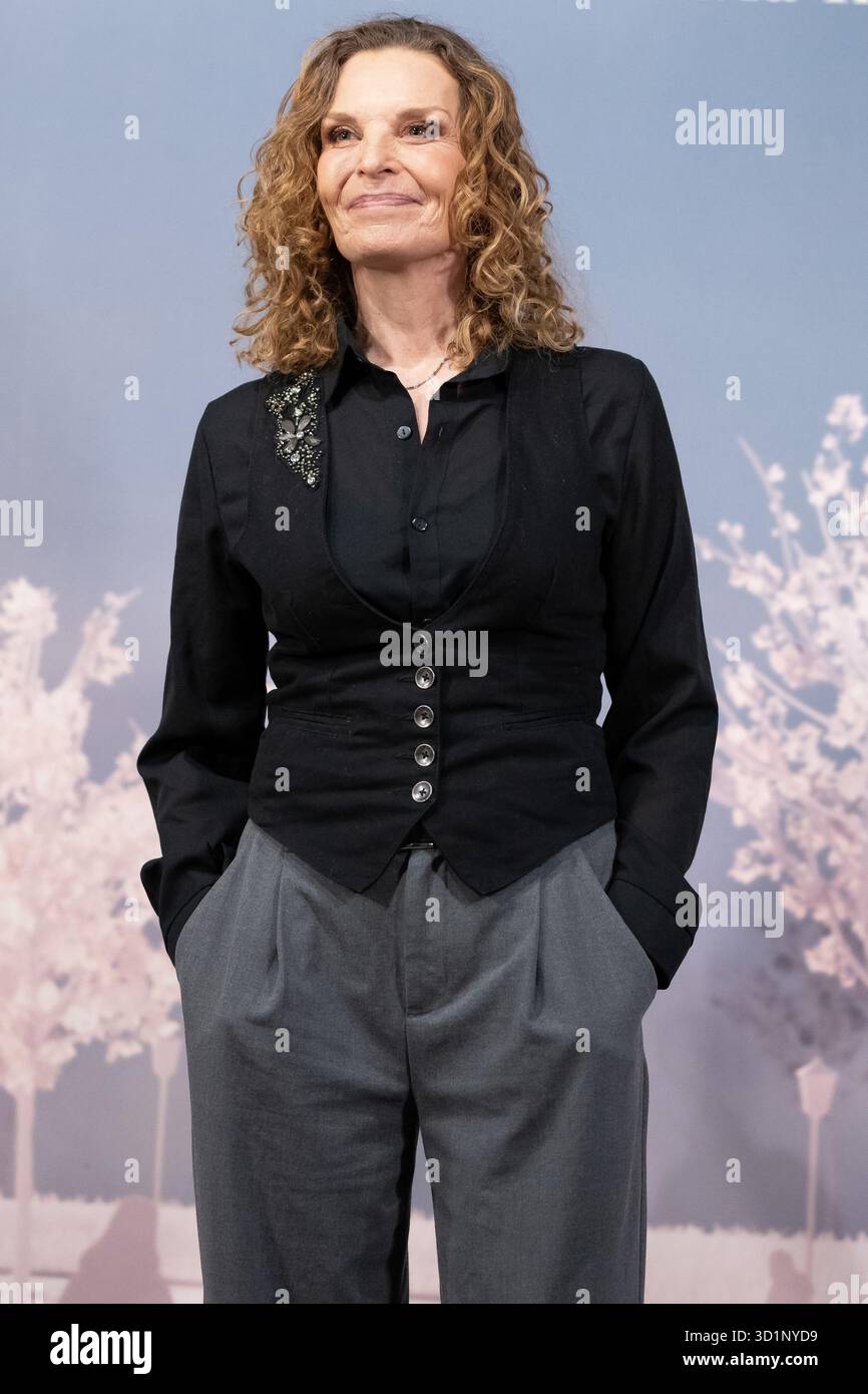 Isabelle Renauld poses at the photocall of the film 'Siempre es ...