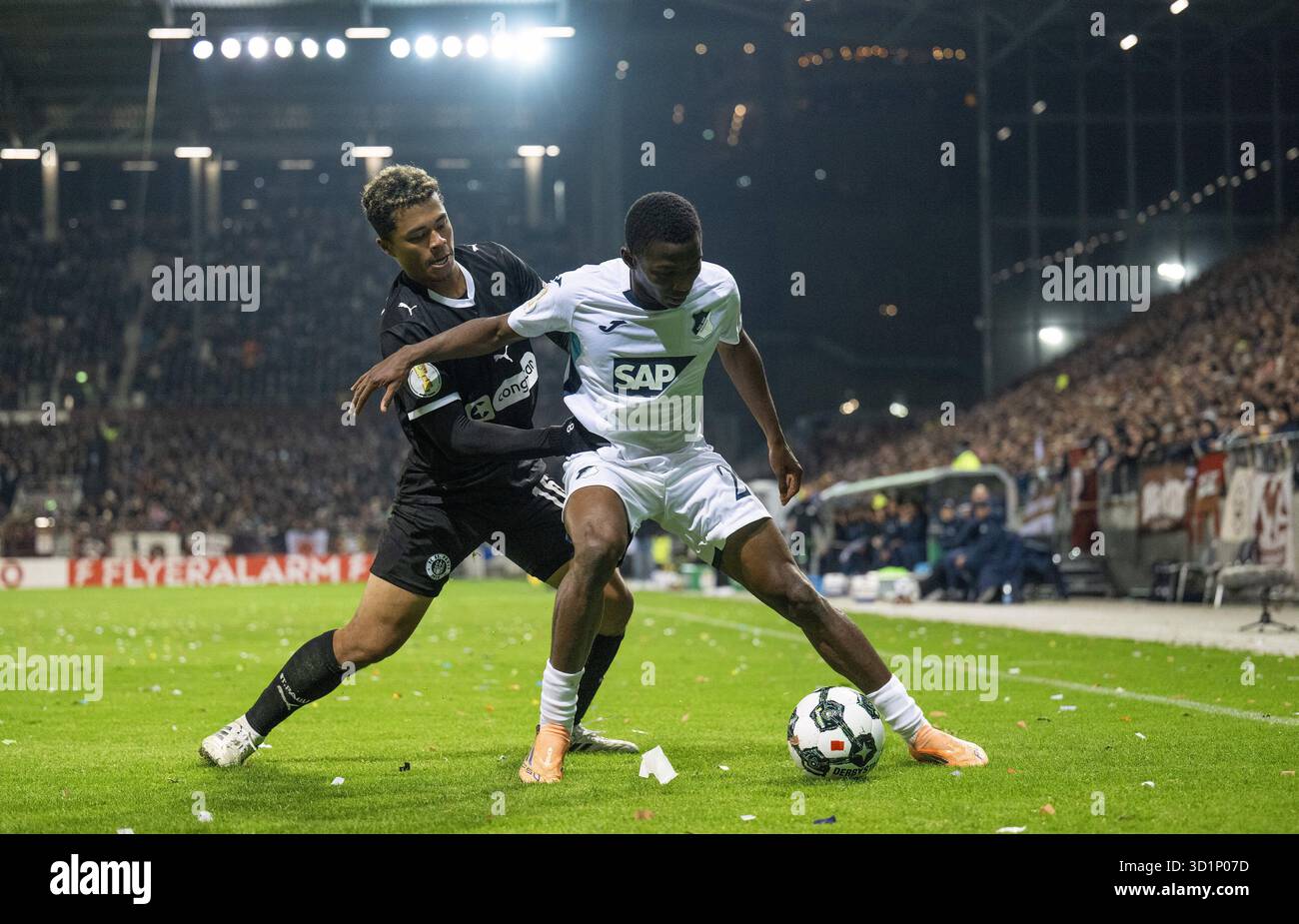 from left: Joel Chima Fujita (St. Pauli), Bazoumana Toure Hamburg ...