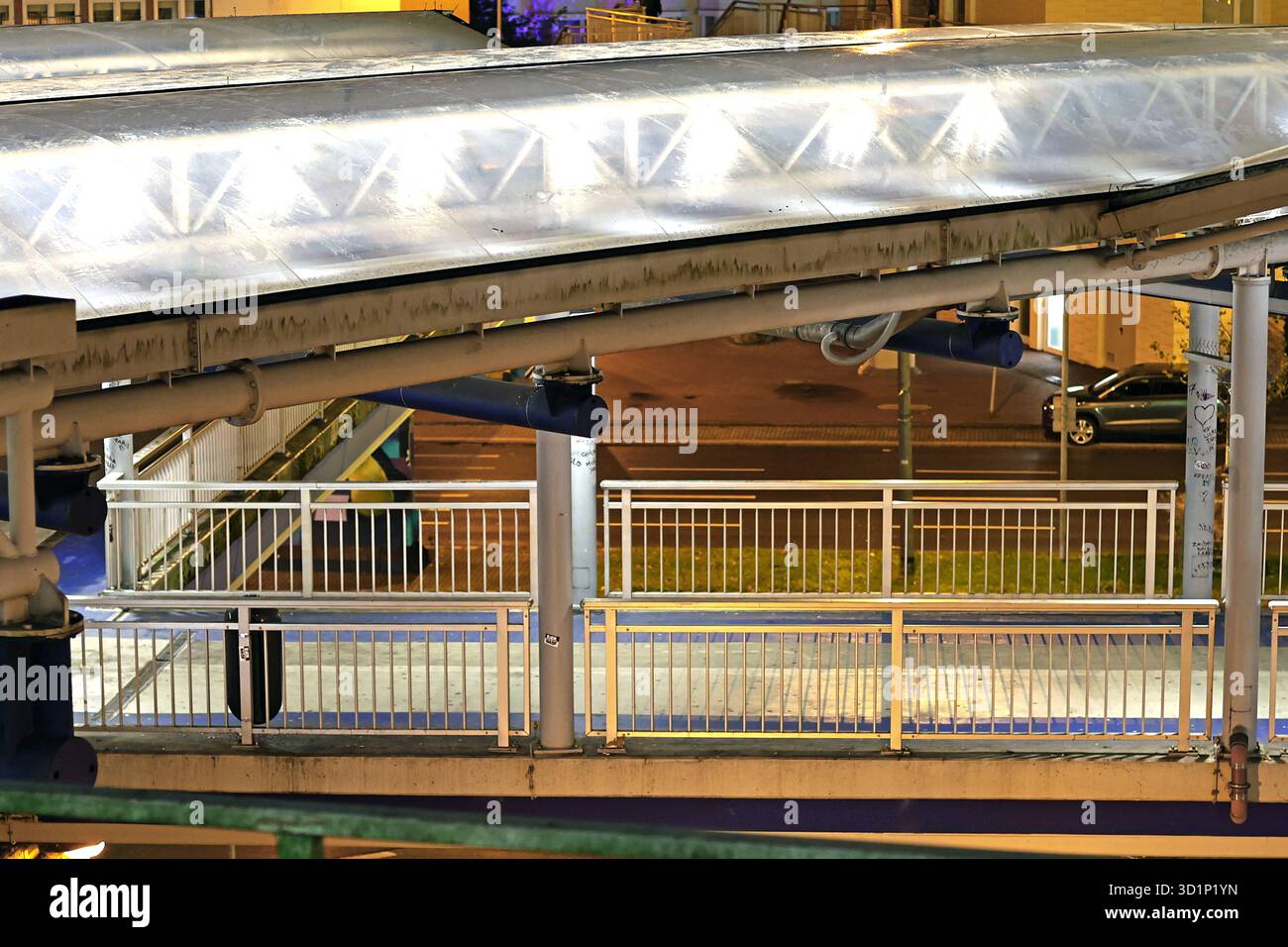Verkehrsknotenpunkt zur Abendstunde Zugang zum zentralen Omnibusbahnhof ...