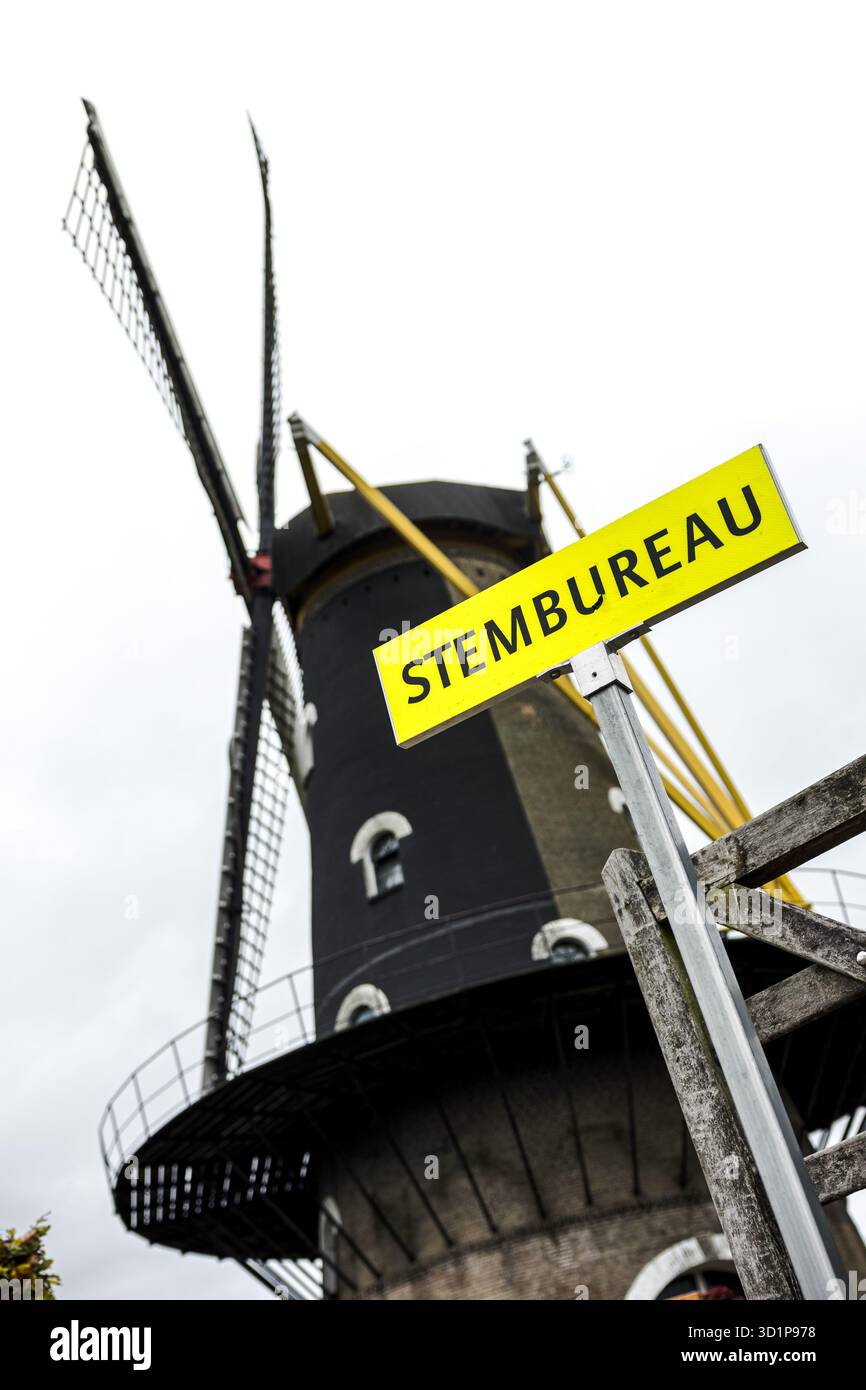 OISTERWIJK - A sign at a polling station in the Kerkhovense Molen. The ...