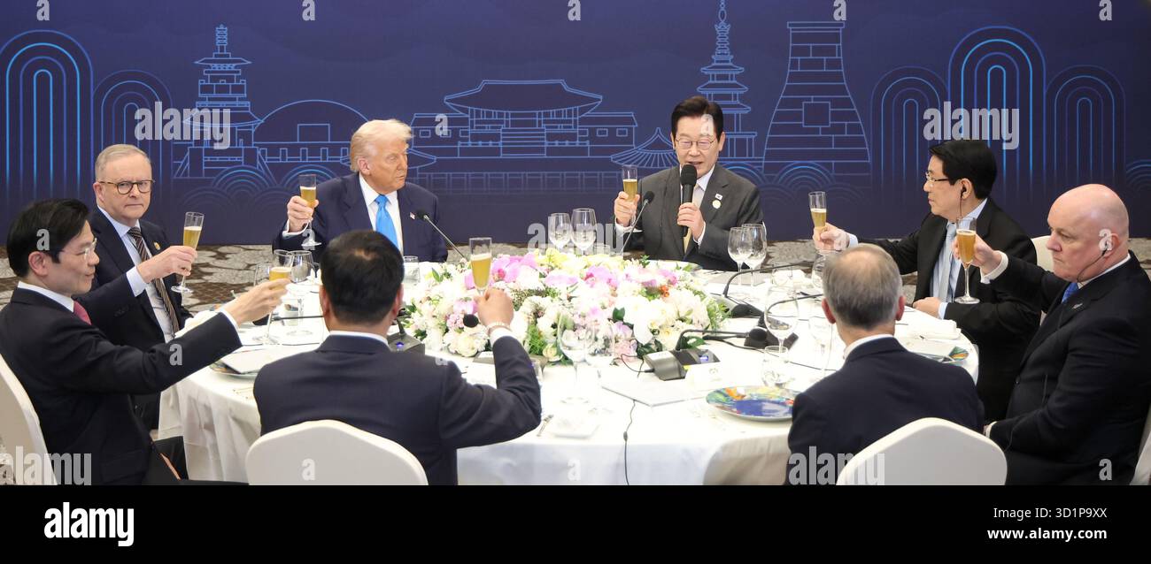 Lee attends APEC dinner (Clockwise from L) Singaporean Prime Minister ...