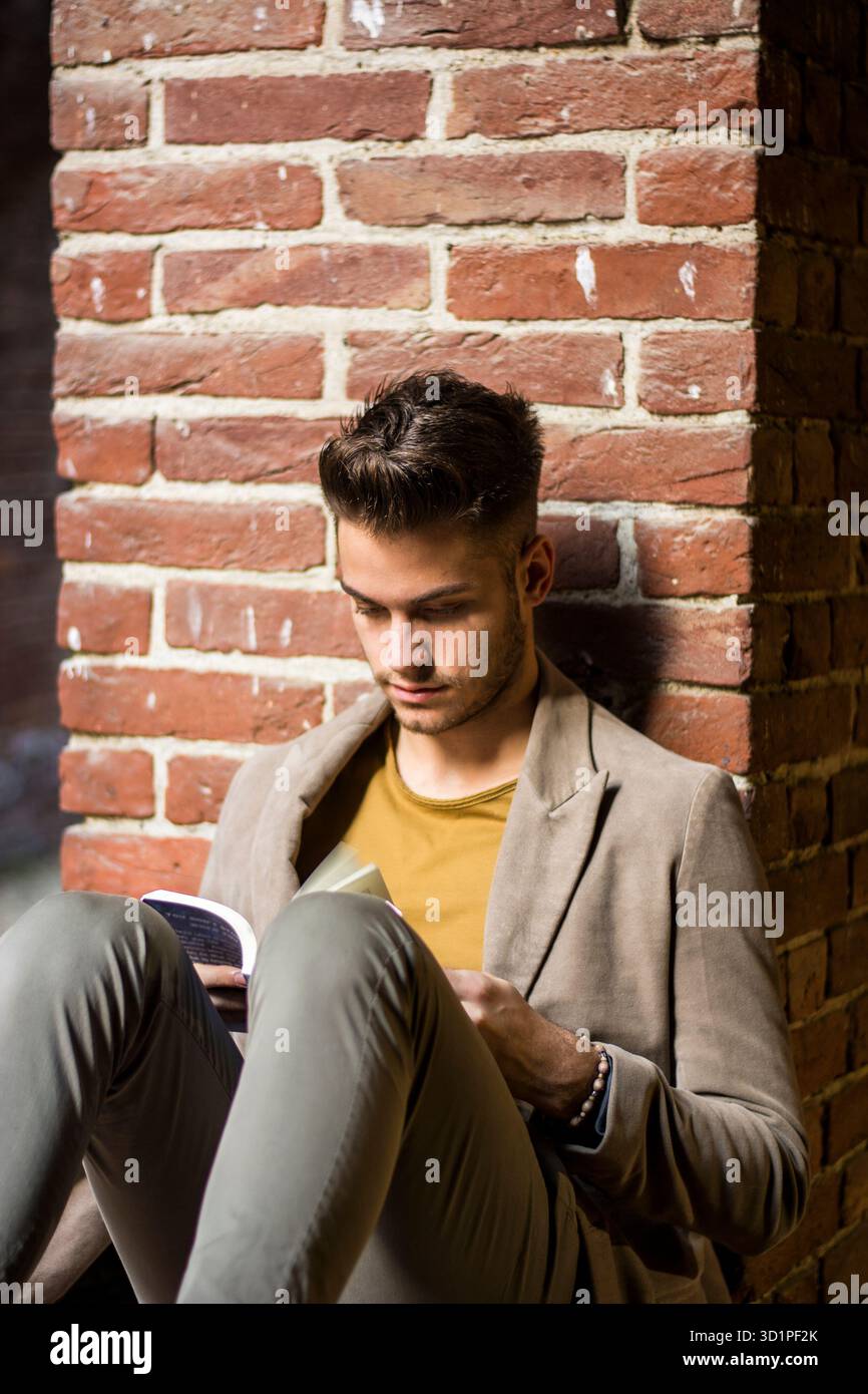 Student reading male hi-res stock photography and images - Alamy
