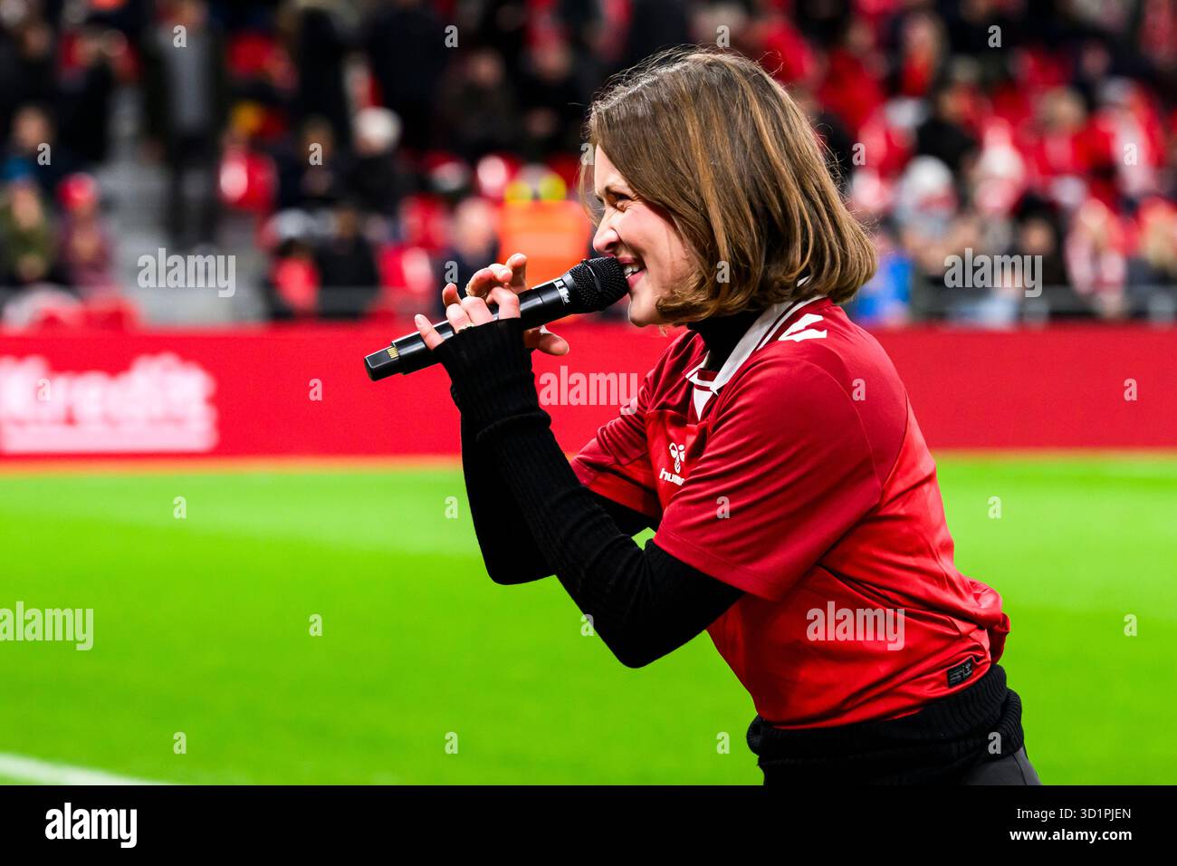 Blæst med sangerinde Sarah Sophie Malmros underholdte i pausen. UEFA ...