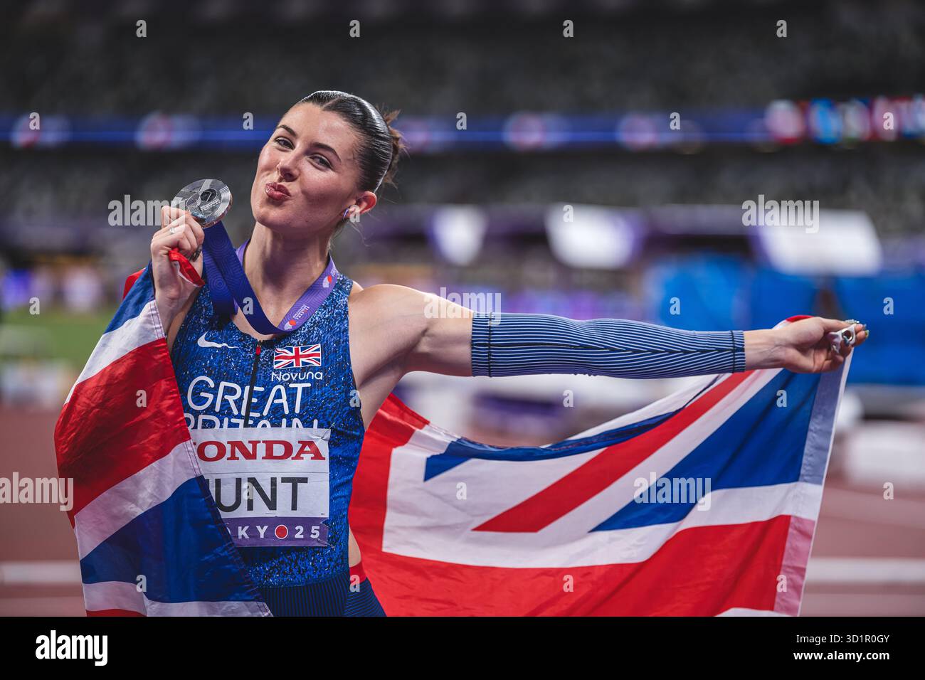 Amy Hunt celebrating her medal with her country's flag at the 2025 ...