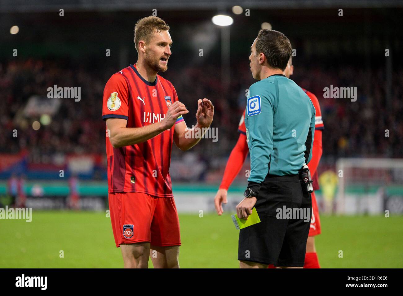 left to right Patrick Mainka (Heidenheim), referee Benjamin Brand ...