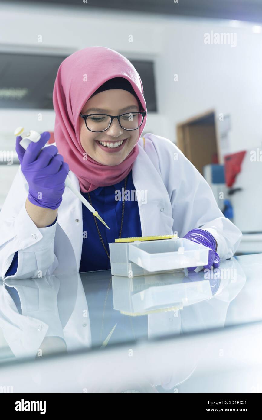 Scientist woman muslim hi-res stock photography and images - Alamy