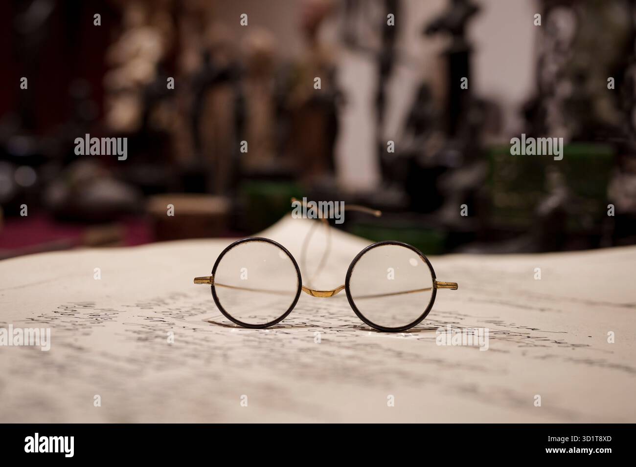 Freud's desk hi-res stock photography and images - Alamy