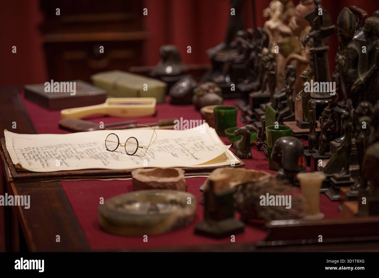 Freud's desk hi-res stock photography and images - Alamy