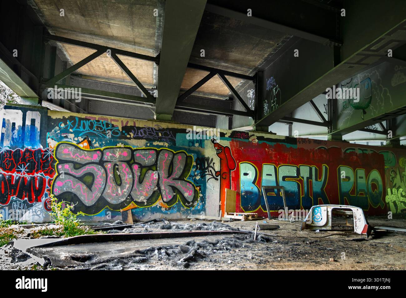 Graffiti covers the bridge over Thames that carries the congested ...