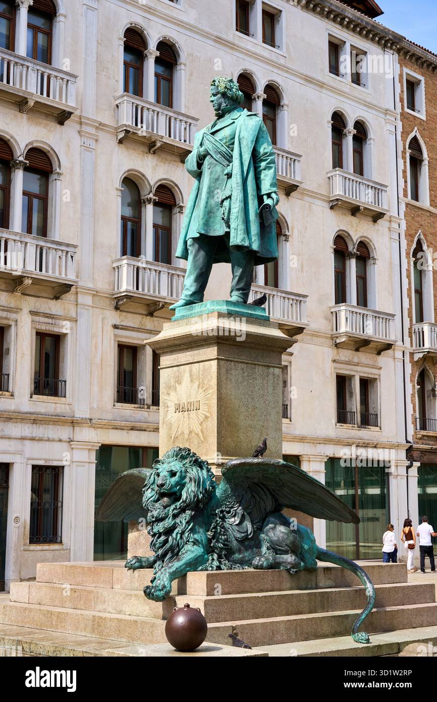 Statue of Danieli Manin, Statue of St Mark's winged lion, Campo Manin ...