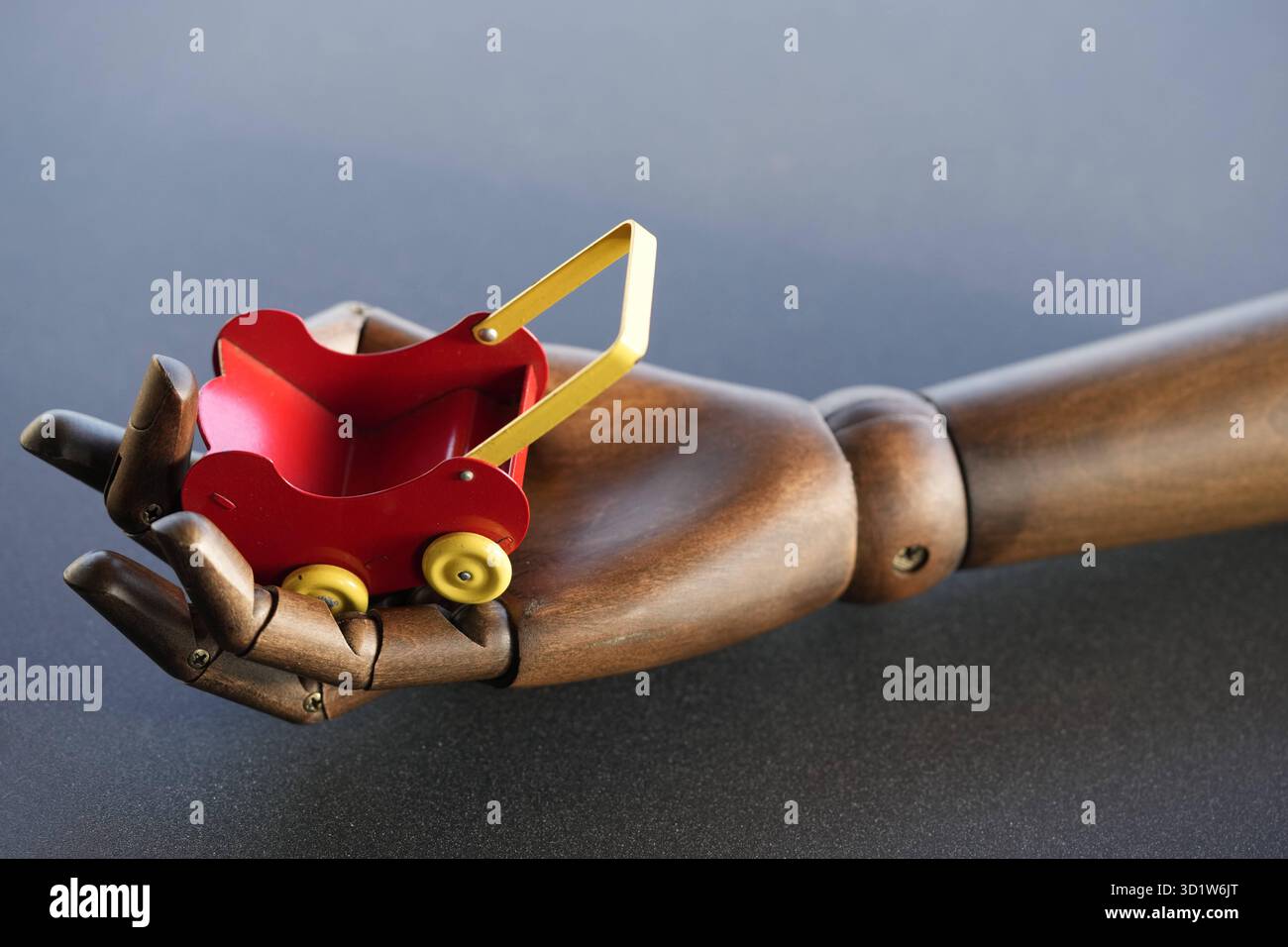 Kind GER, 20251929, Symbolbild,Kinderwagen in einer Hand *** Child GER ...