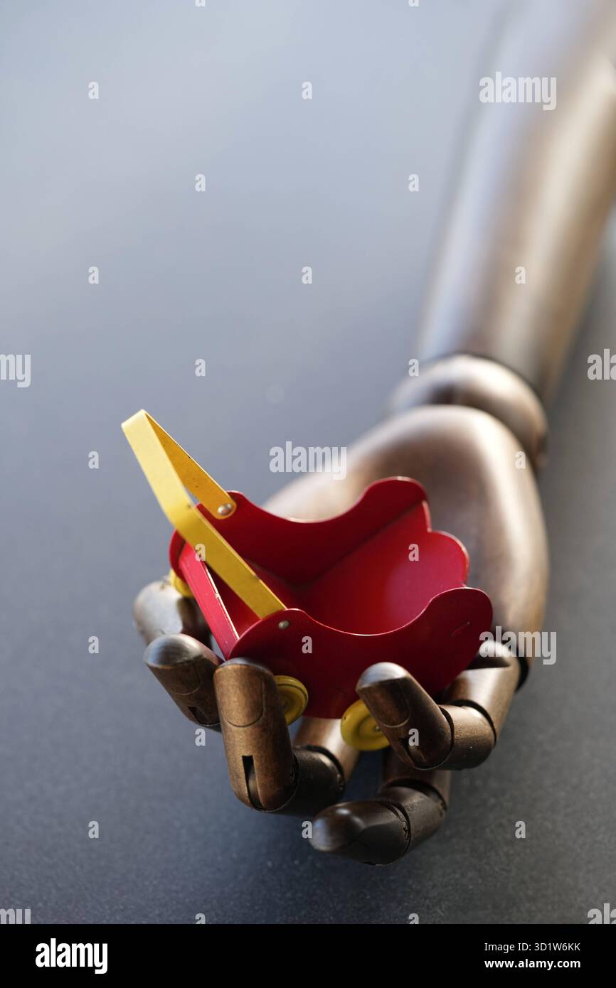 Kind GER, 20251929, Symbolbild,Kinderwagen in einer Hand *** Child GER ...