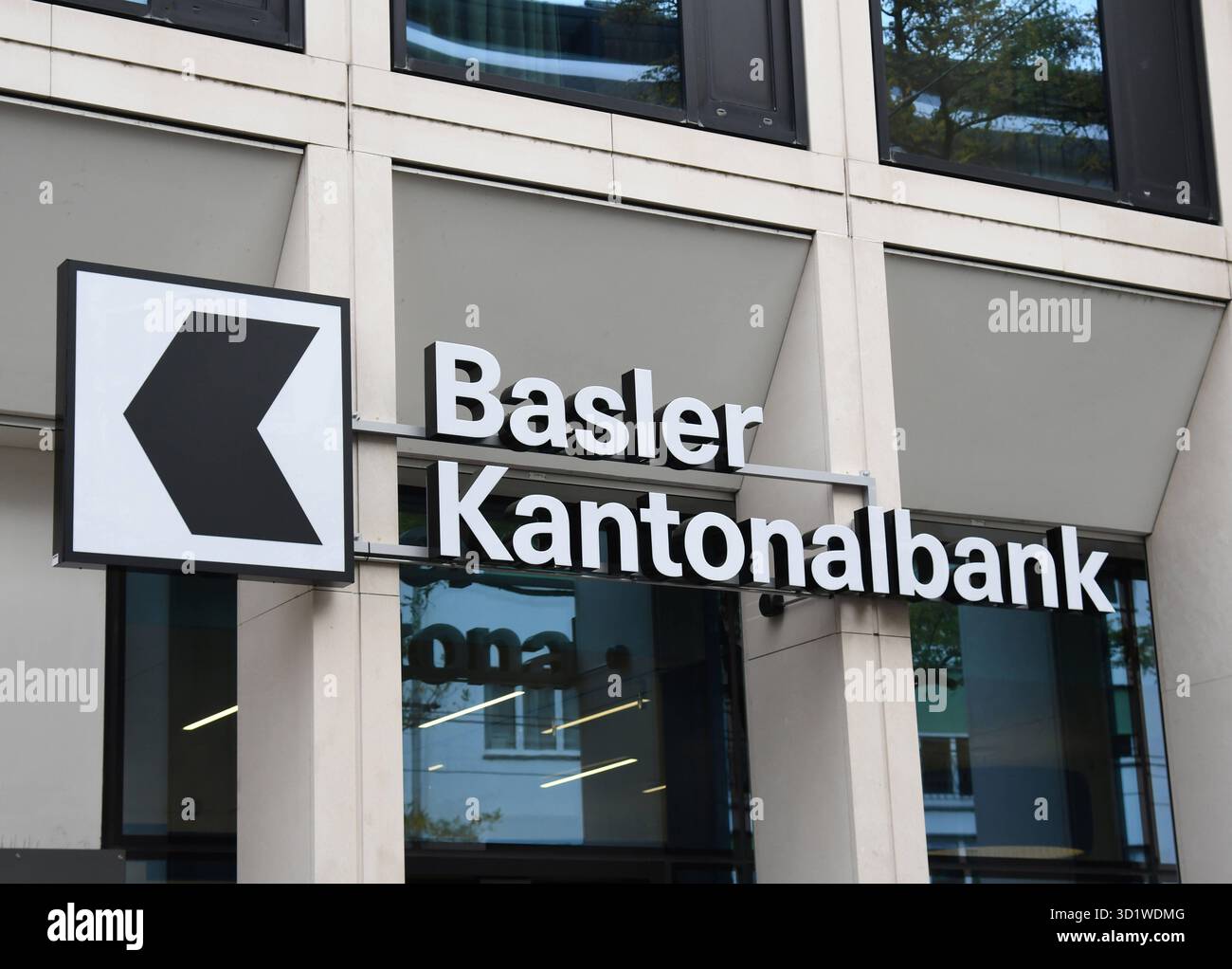Logo der Basler Kantonalbank an einer Filiale in Basel. Foto : Winfried ...