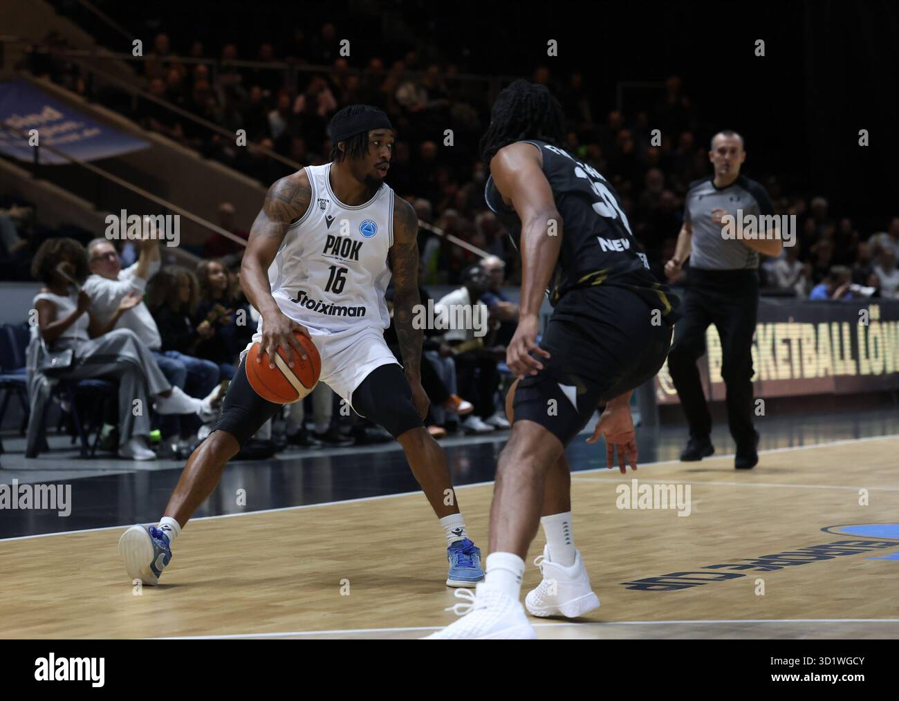 v.l. K.J. Jackson (PAOK BC #16), Chip Flanigan (Basketball Loewen #30 ...