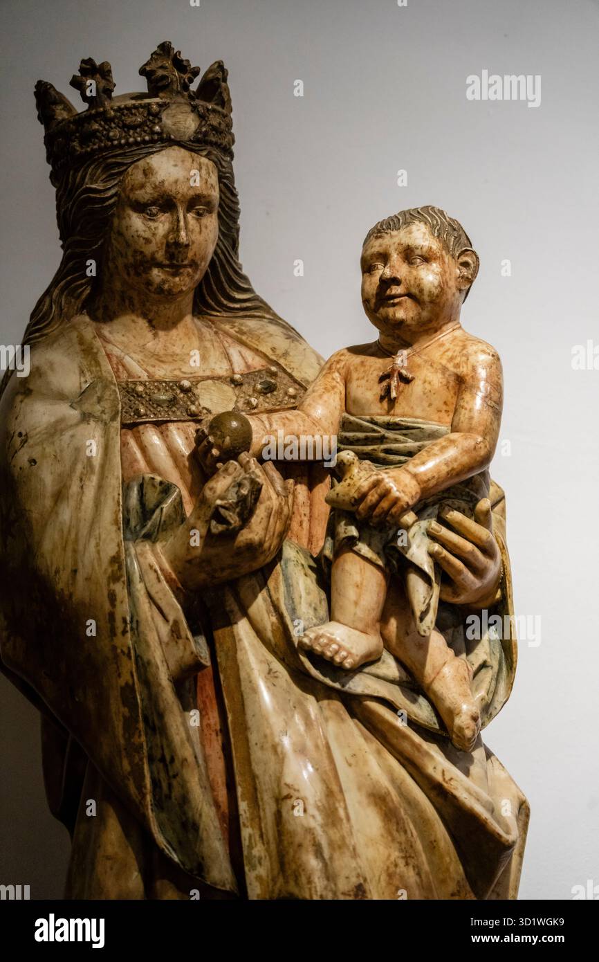 Polychrome religious statue hi-res stock photography and images - Alamy