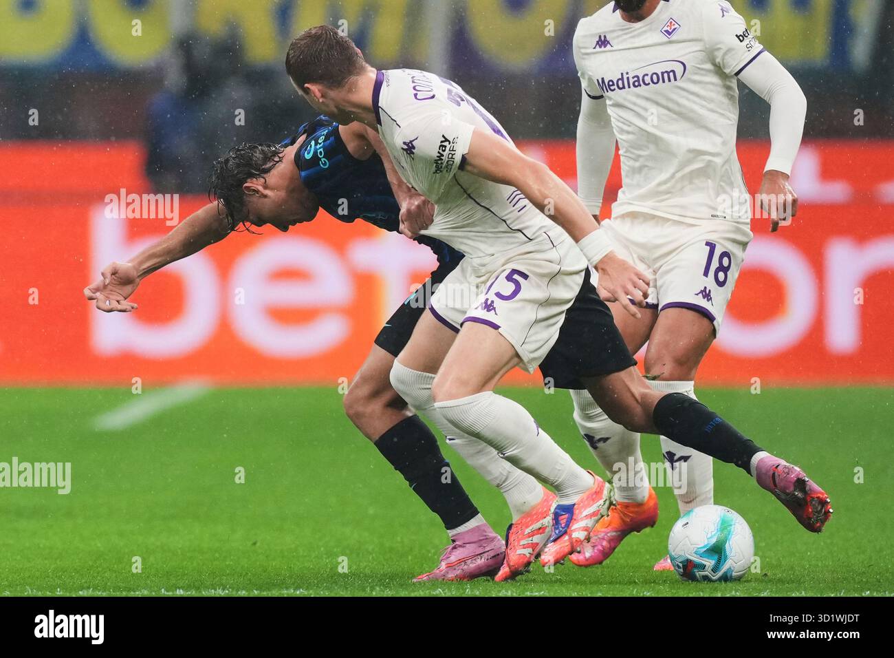 Inter Milan's Francesco Pio Esposito challenges for the ball with ...