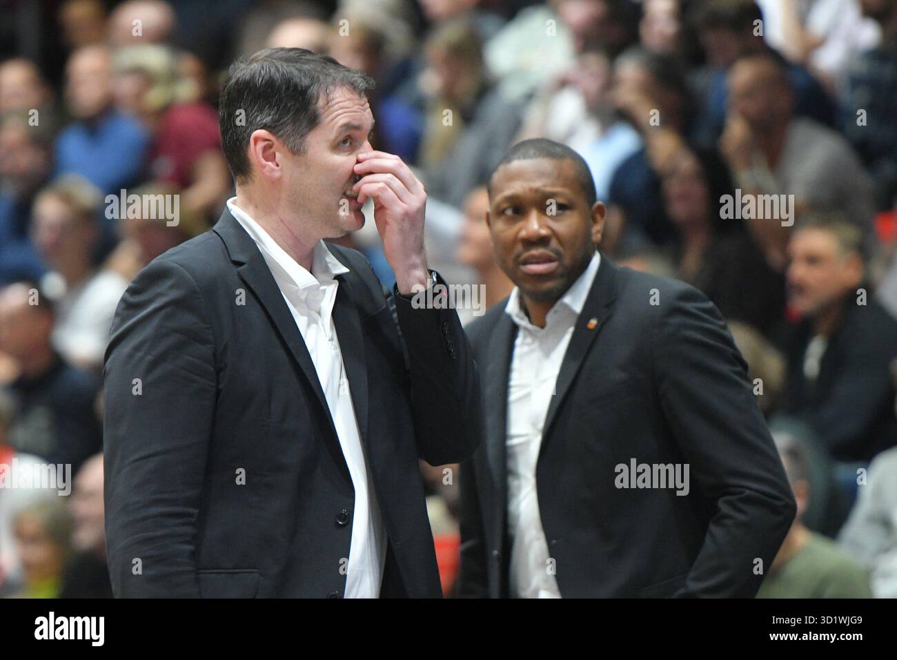 Ty Harrelson (Trainer, Head Coach, ratiopharm ulm) li., frustriert ...