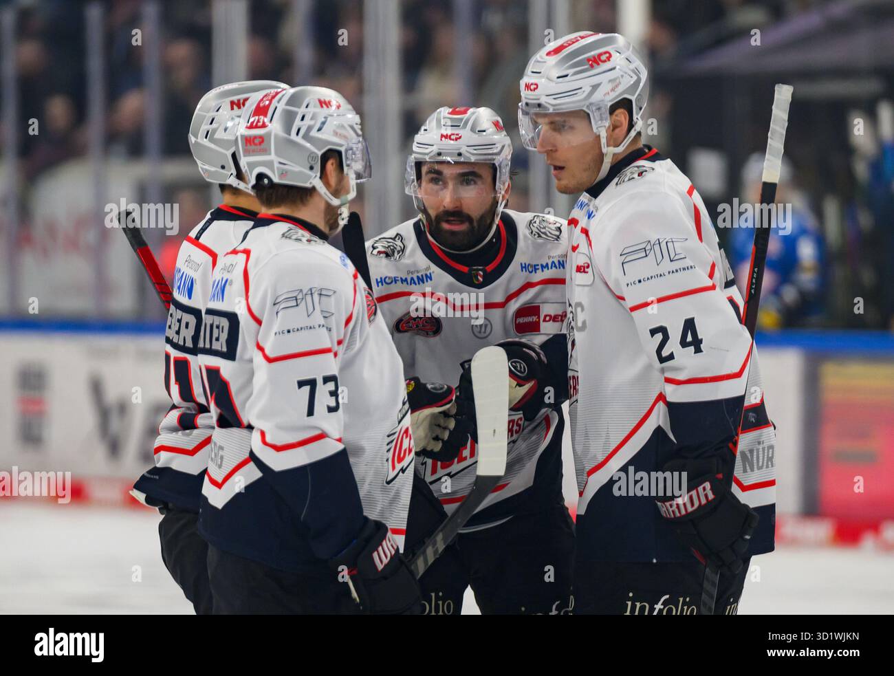 29 October 2025, Saxony, Dresden: Ice hockey: DEL, Dresdner Eislöwen ...