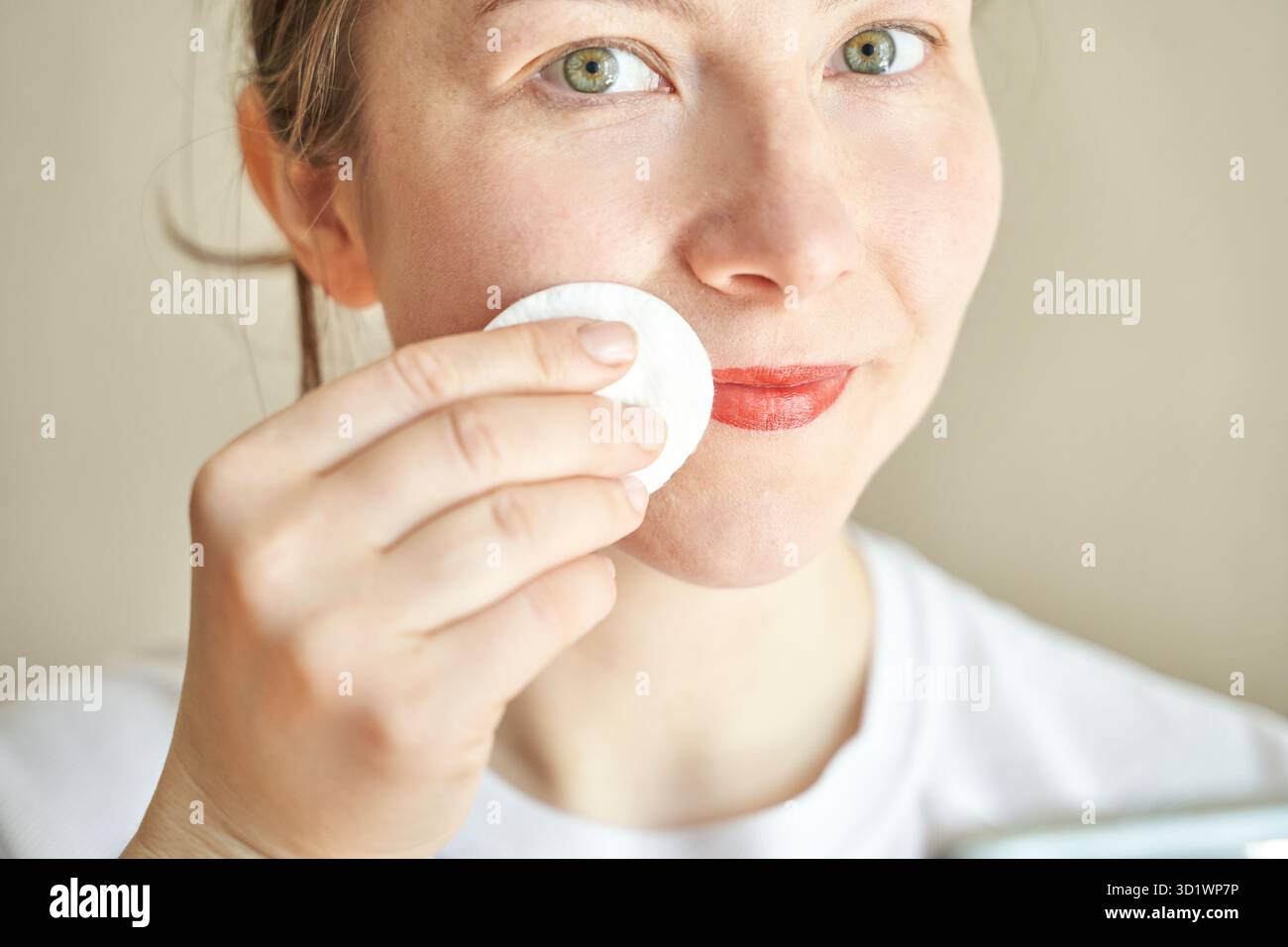 Woman eco face pad hi-res stock photography and images - Alamy